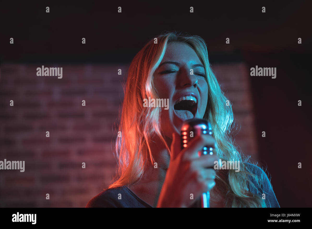 Celebrity music smiling microphone hi-res stock photography and images ...