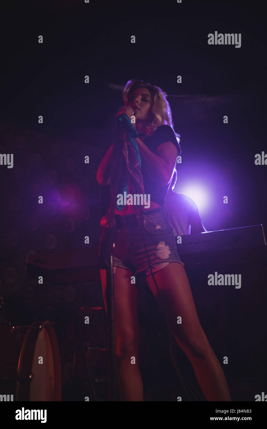 Female singer stage audience hi-res stock photography and images - Alamy