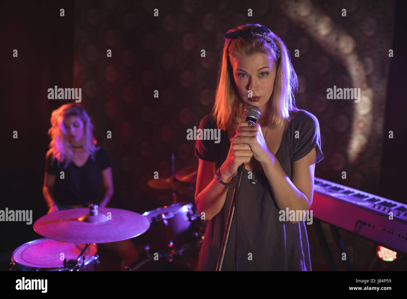 Female singer stage audience hi-res stock photography and images - Alamy