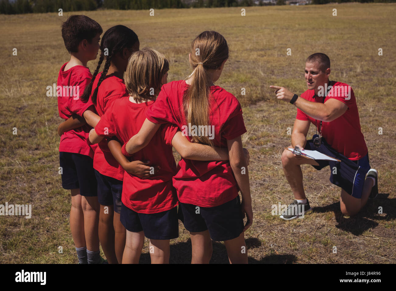 Man instructing team hi-res stock photography and images - Alamy