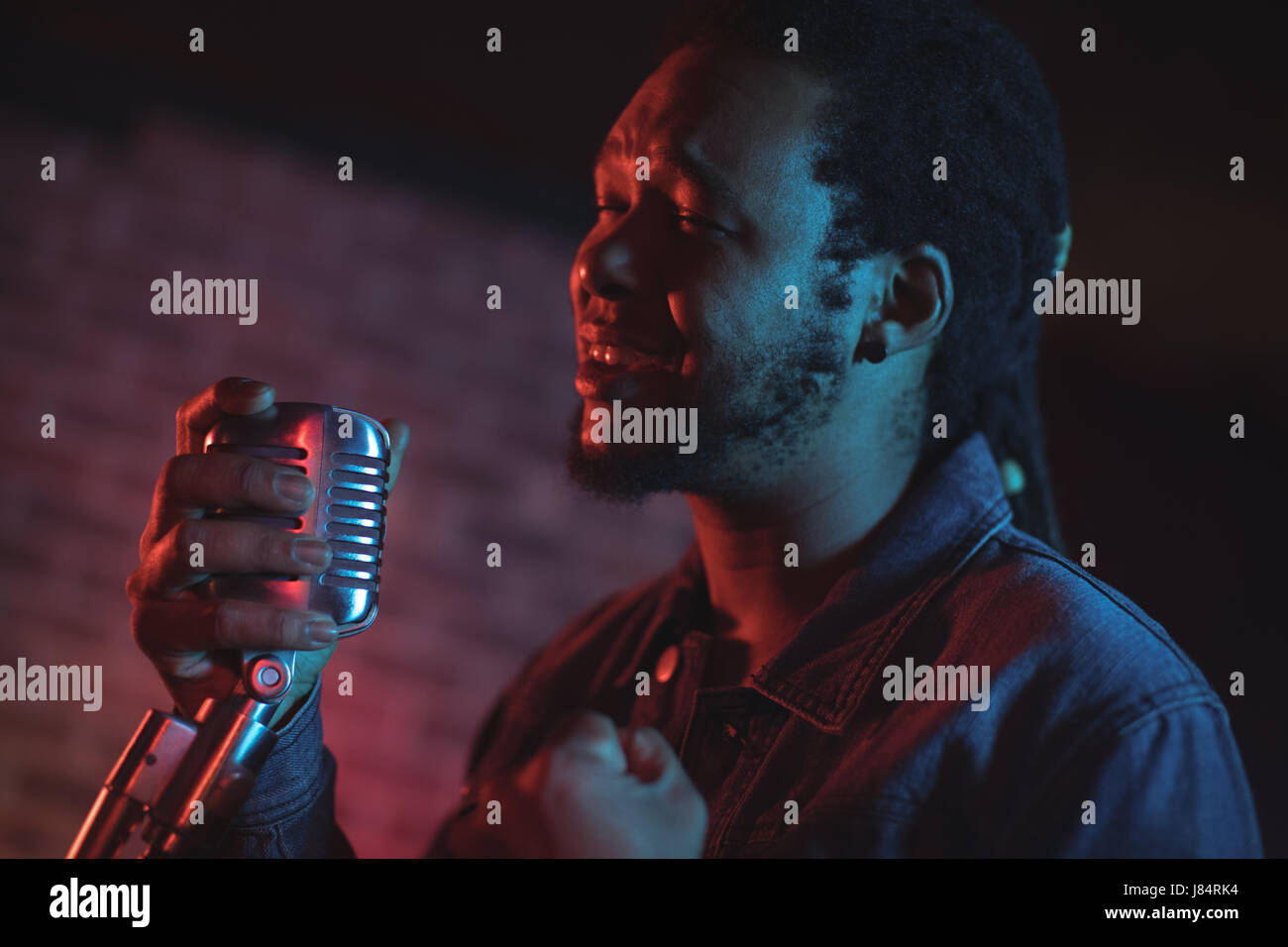 Singer performer performing duo hi-res stock photography and images - Alamy