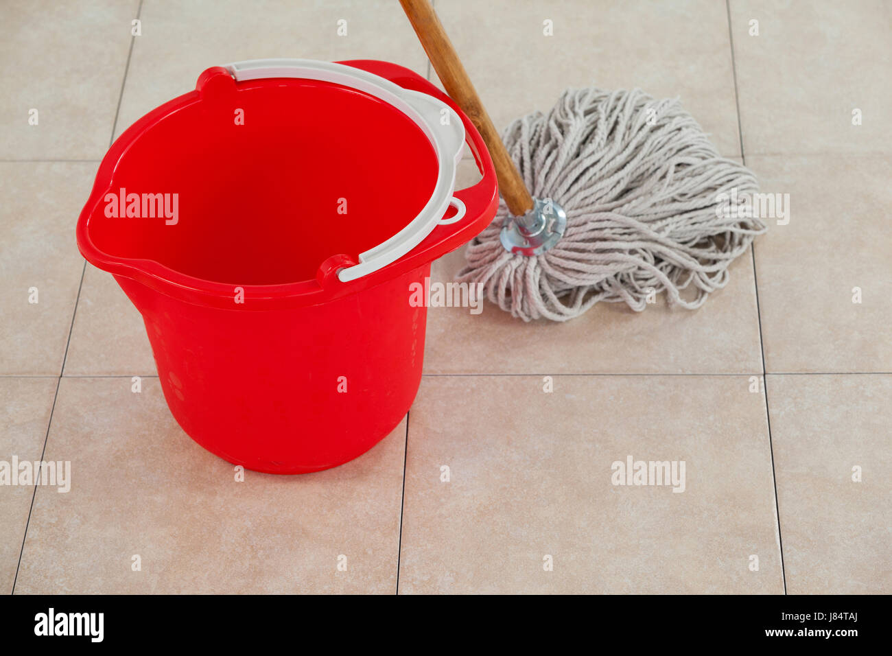 Empty bucket hi-res stock photography and images - Alamy