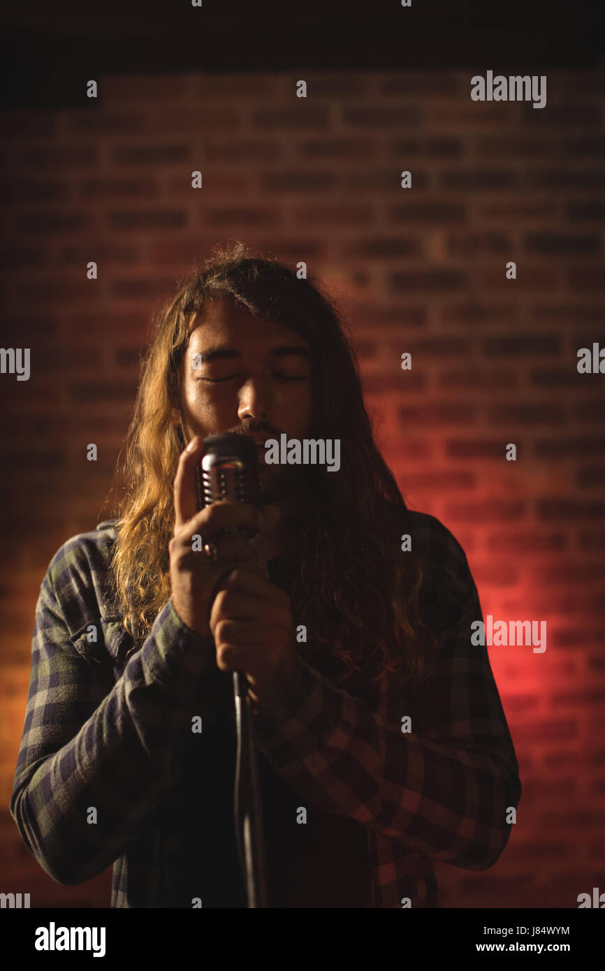 Man singer long hair hi-res stock photography and images - Alamy