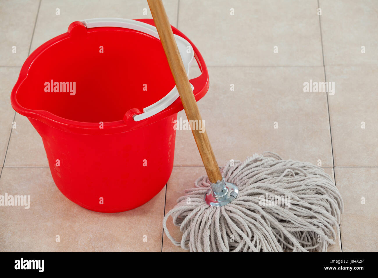 Empty bucket hi-res stock photography and images - Alamy