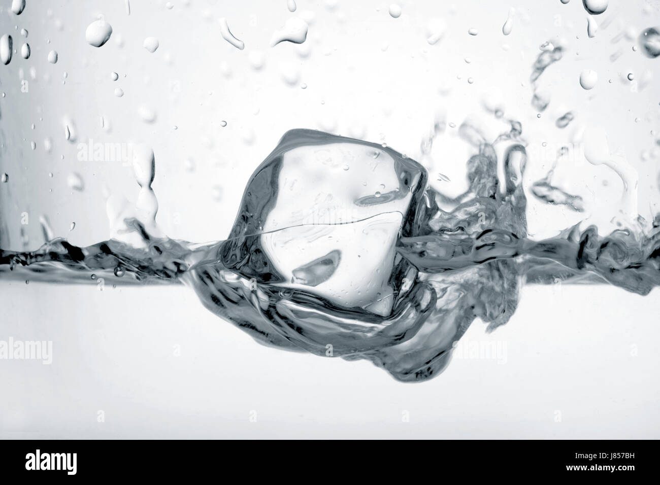 Ice cube dropped water splash hi-res stock photography and images - Alamy