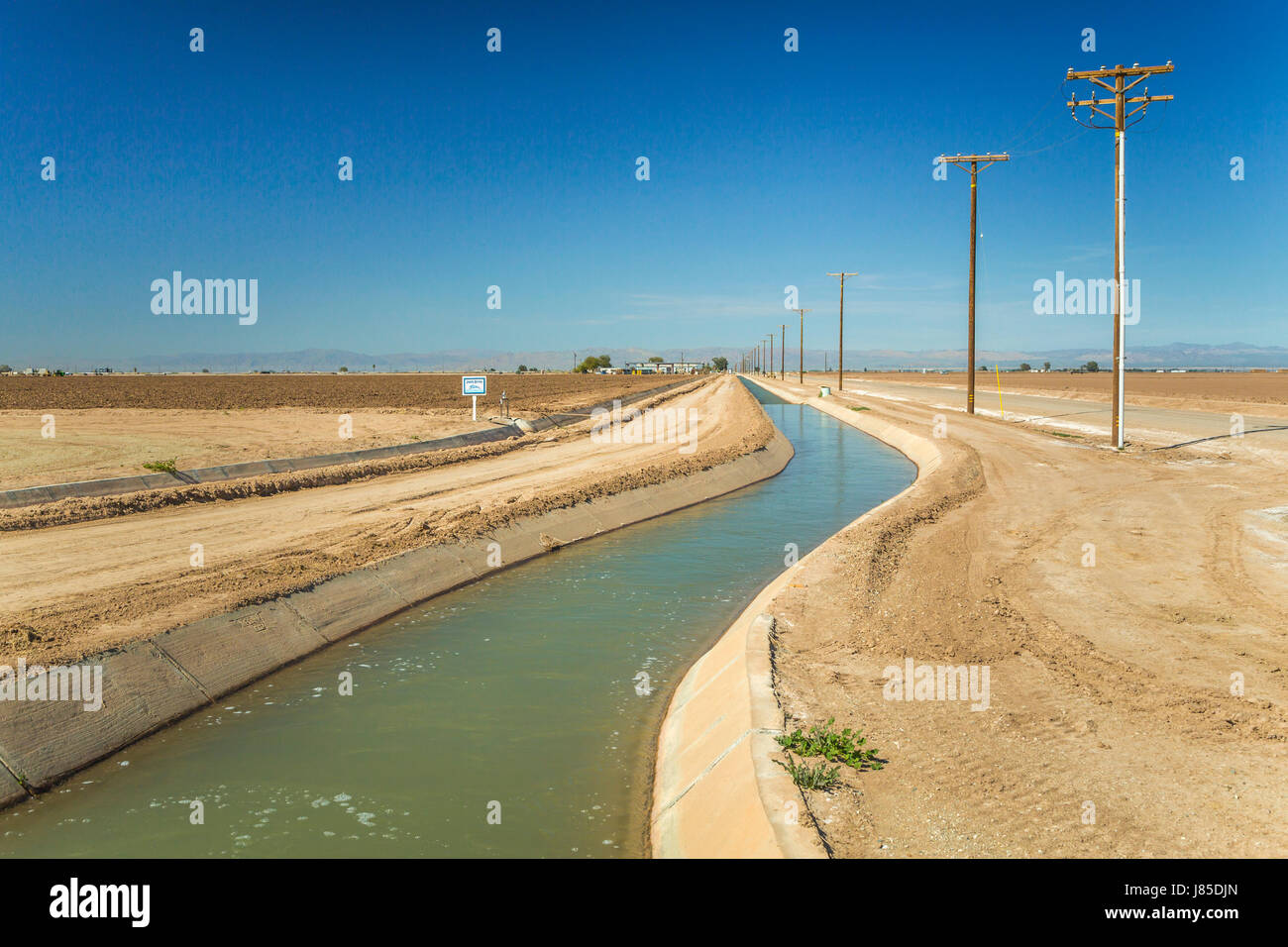 Agricultural irrigation canals and control facilities in the Imperial ...