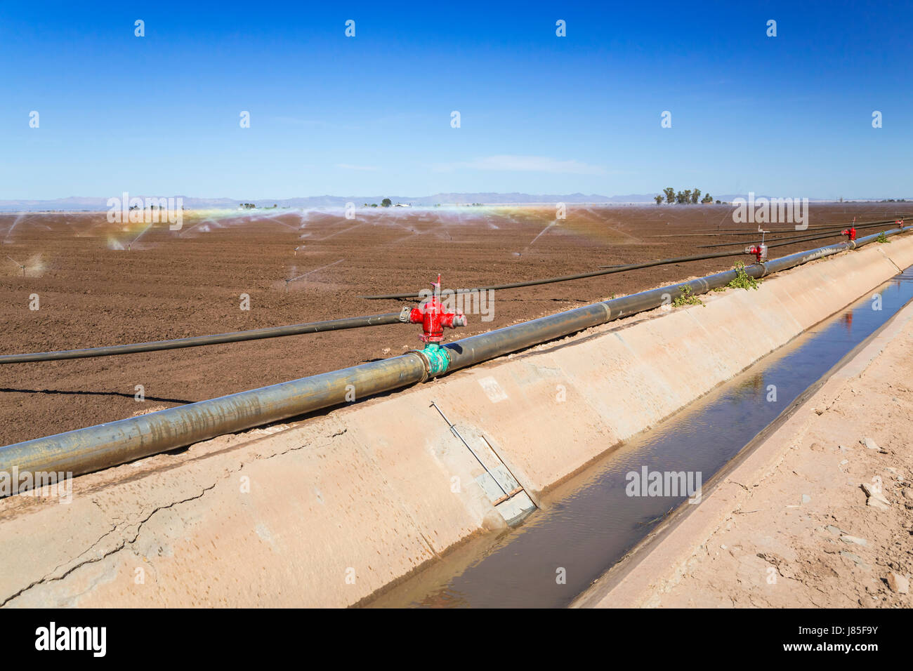 Agricultural irrigation canals and control facilities in the Imperial ...