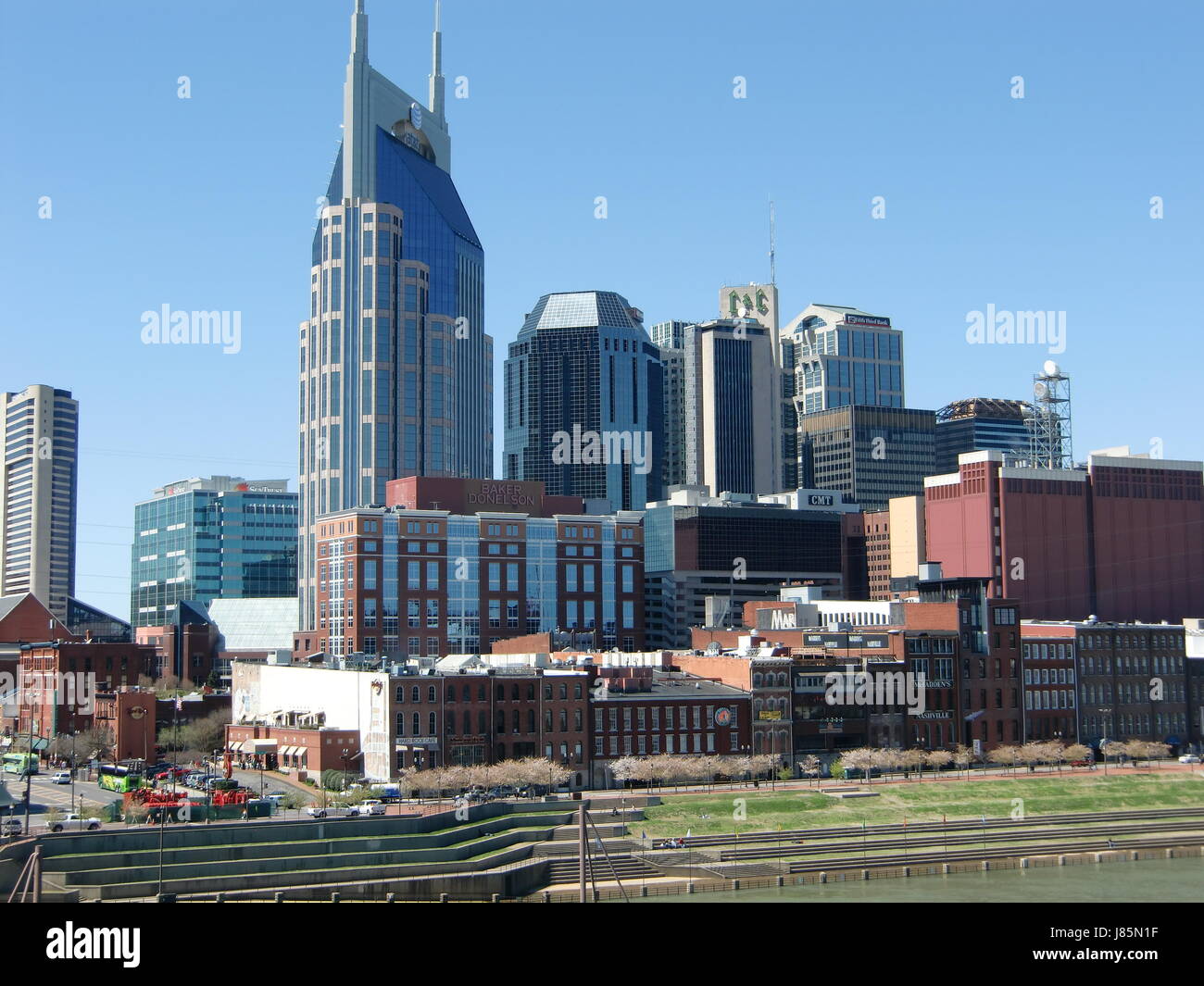 daylight city view unclouded cloudless river water park skycraper ...