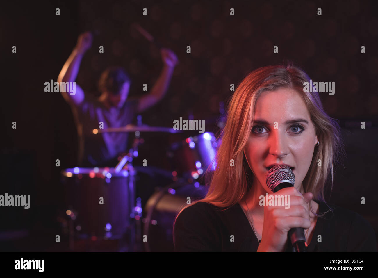 Woman singer with drummer guitarist hi-res stock photography and images ...