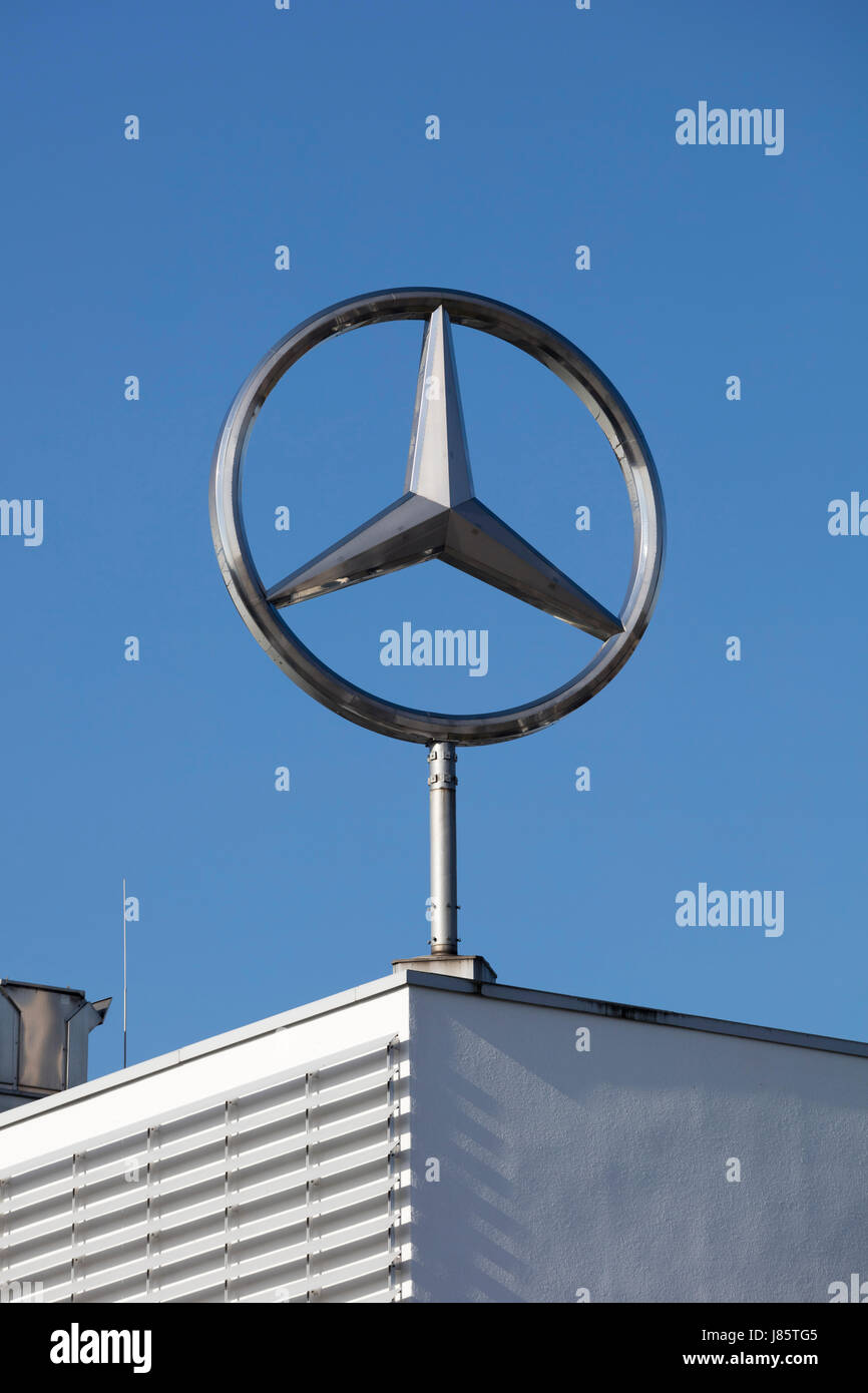 Mercedes benz silver star hi-res stock photography and images - Alamy