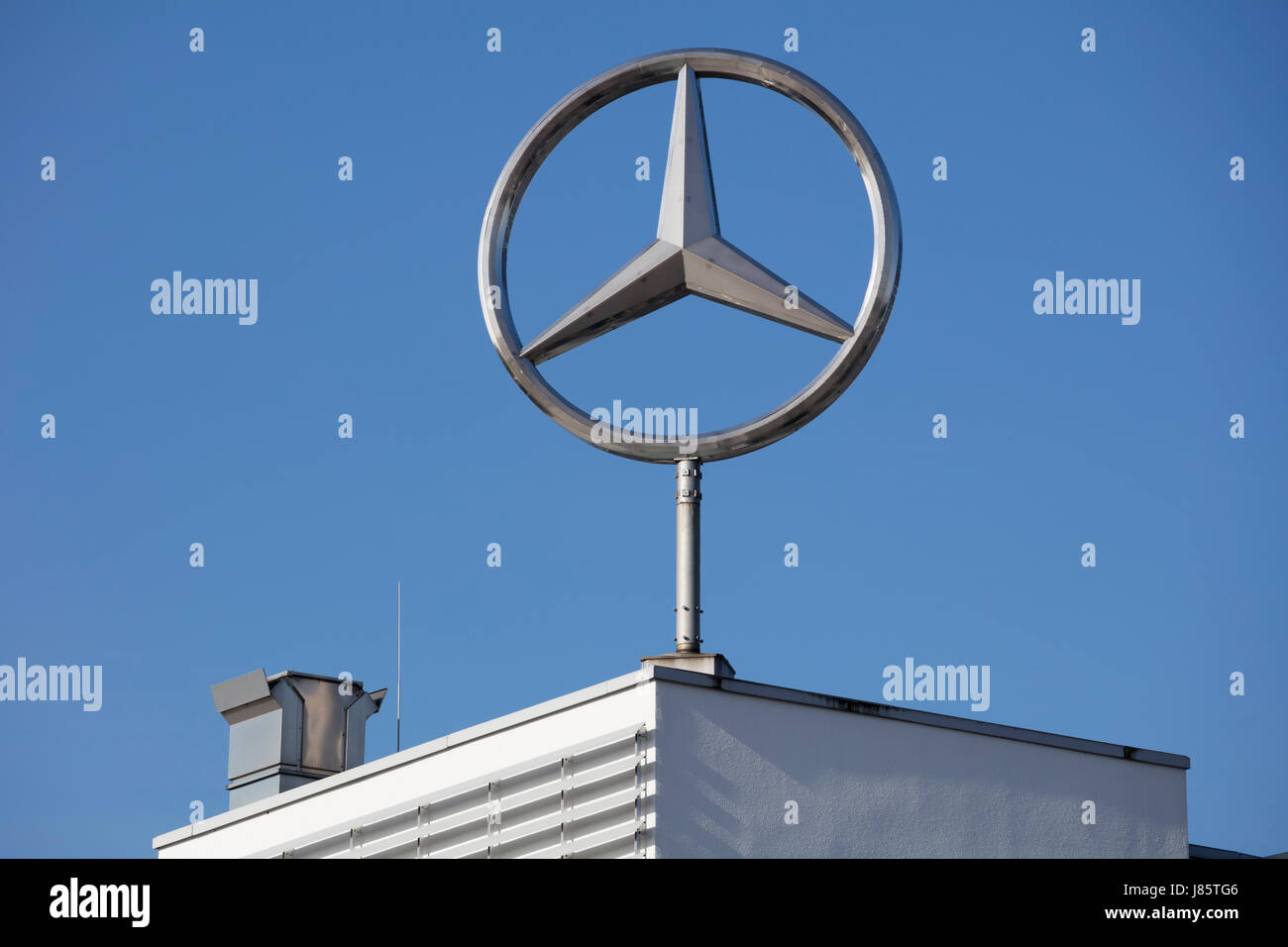 Mercedes benz silver star hi-res stock photography and images - Alamy