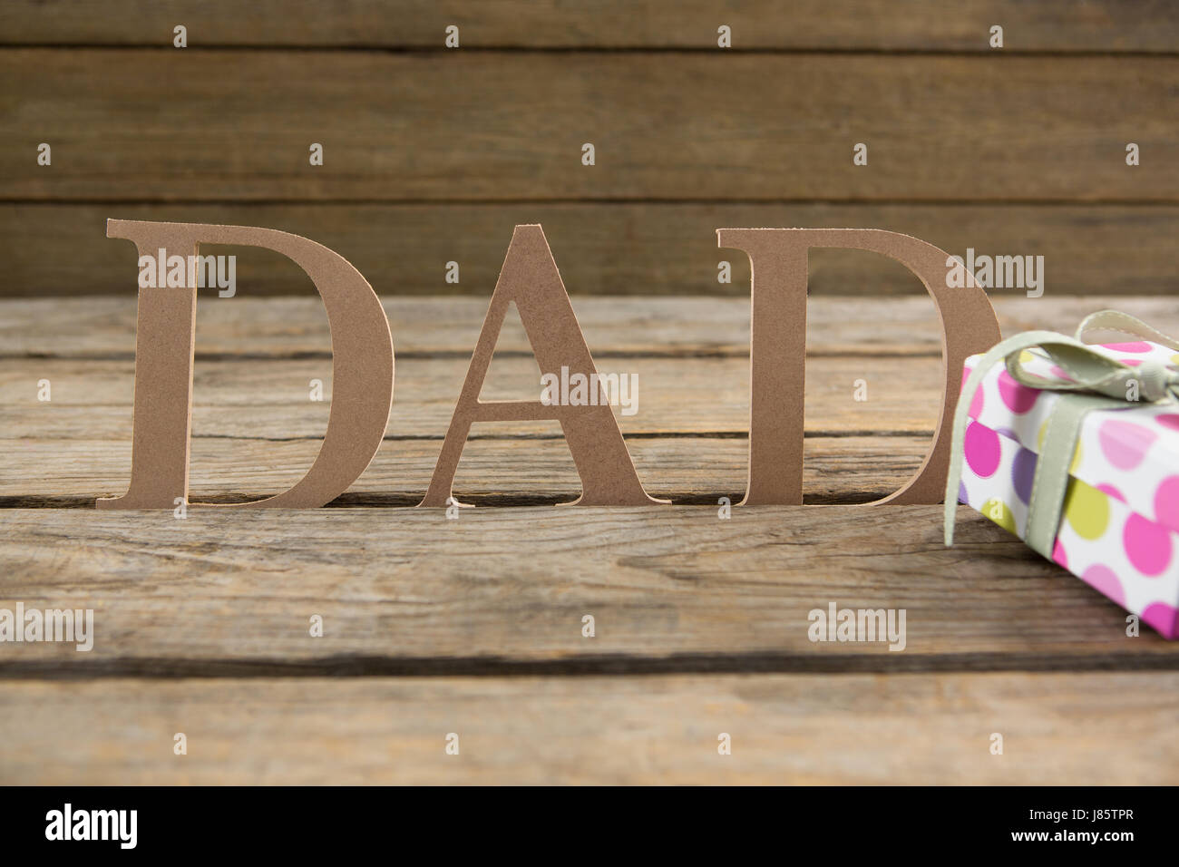 Dad text by gift box on wooden table Stock Photo - Alamy
