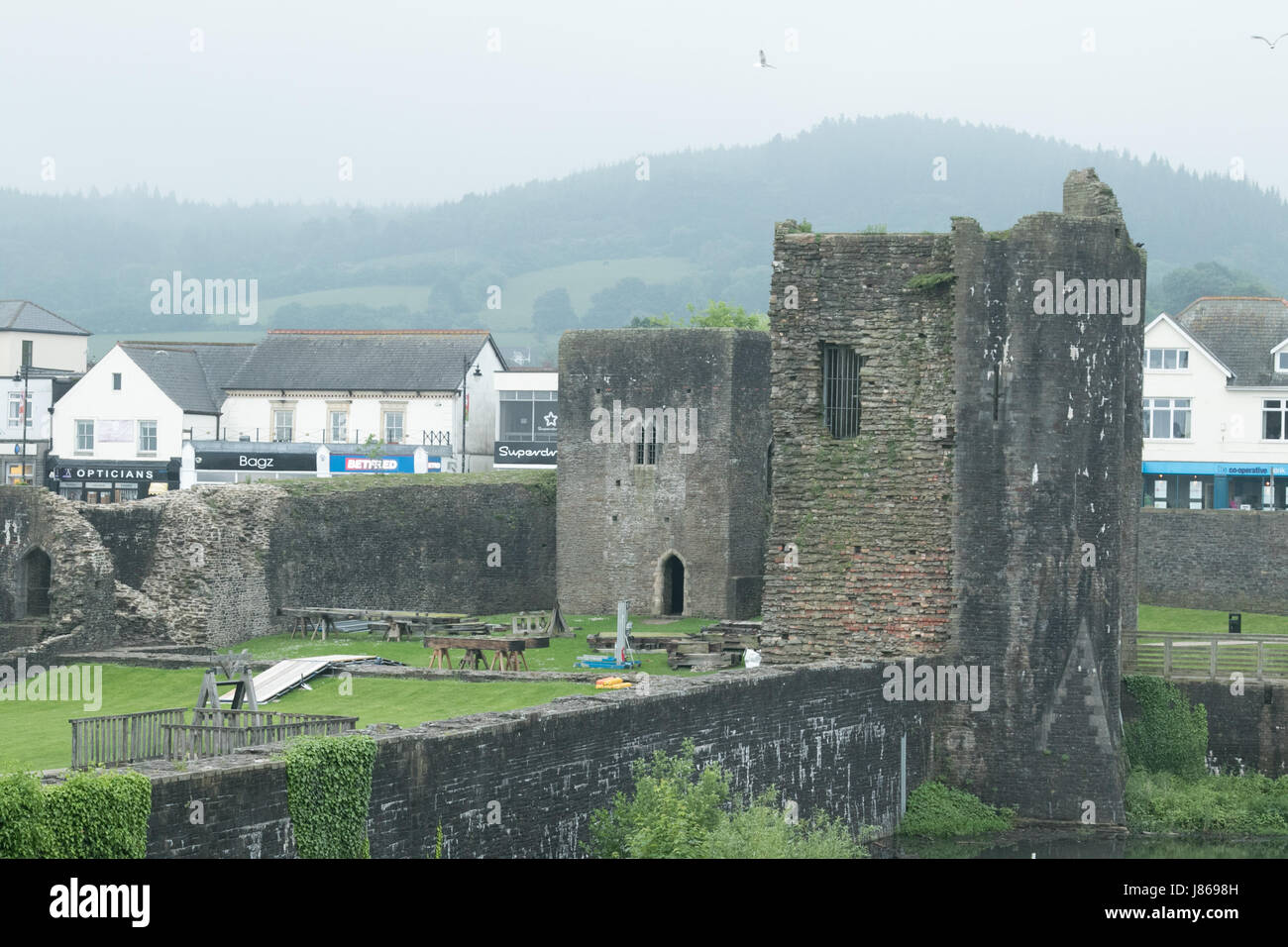 Caerphilly castle night caerphilly south hi-res stock photography and ...