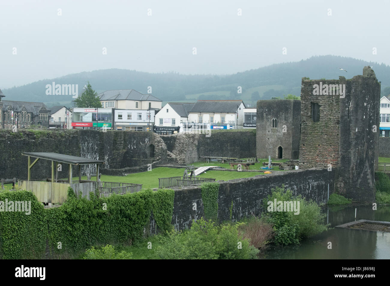 Caerphilly castle night caerphilly south hi-res stock photography and ...