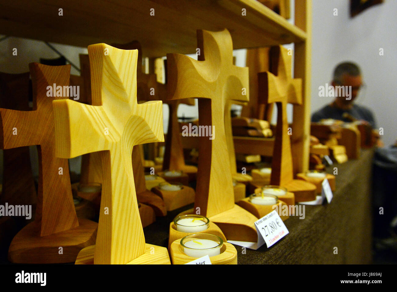 Berlin, Germany. 27th May, 2017. A wood carver sells selfmade wooden ...