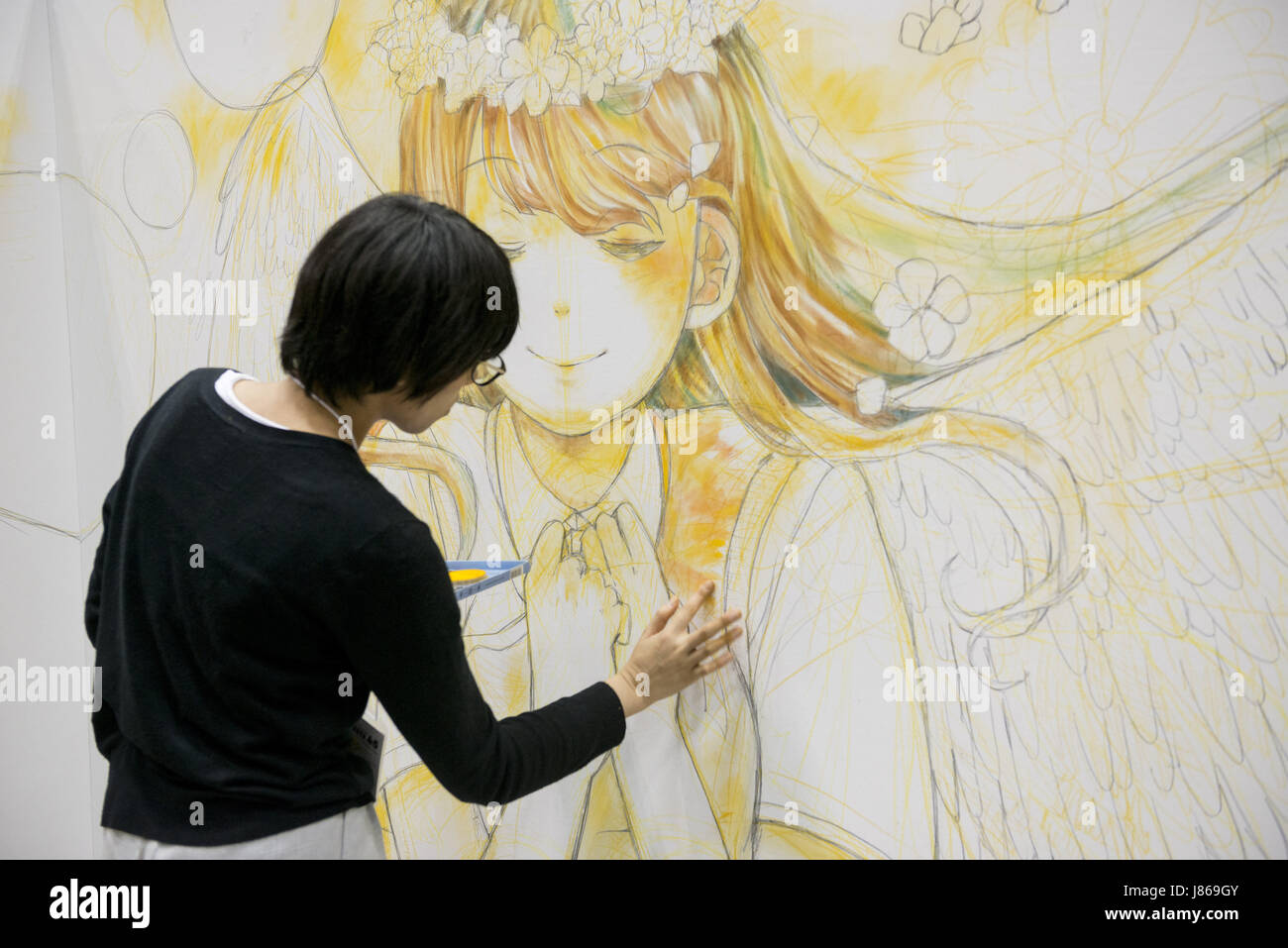 Tokyo, Tokyo, Japan. 27th May, 2017. An artist works on her drawing on ...