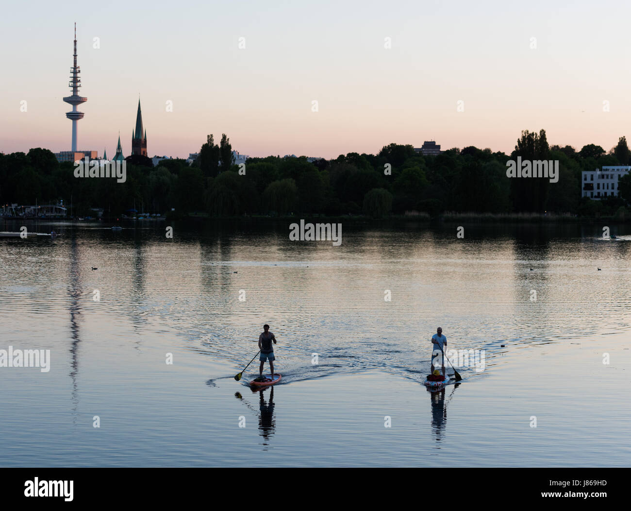 Hamburg, Germany. 26th May, 2017. Thomas and Dennis paddle on the Outer ...