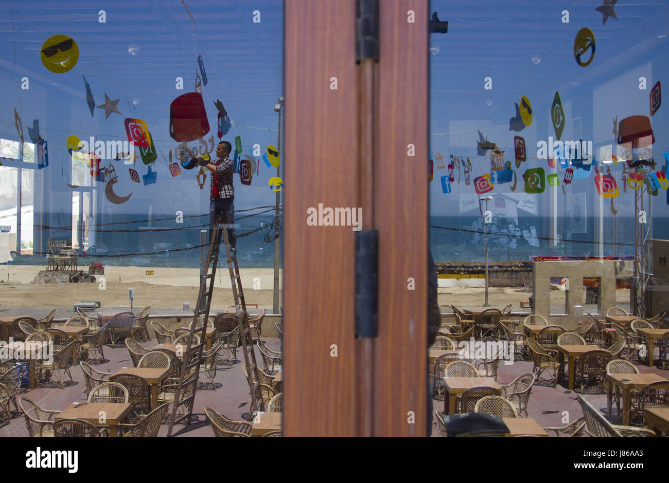 Gaza City, The Gaza Strip, Palestine. 27th May, 2017. A Palestinian ...