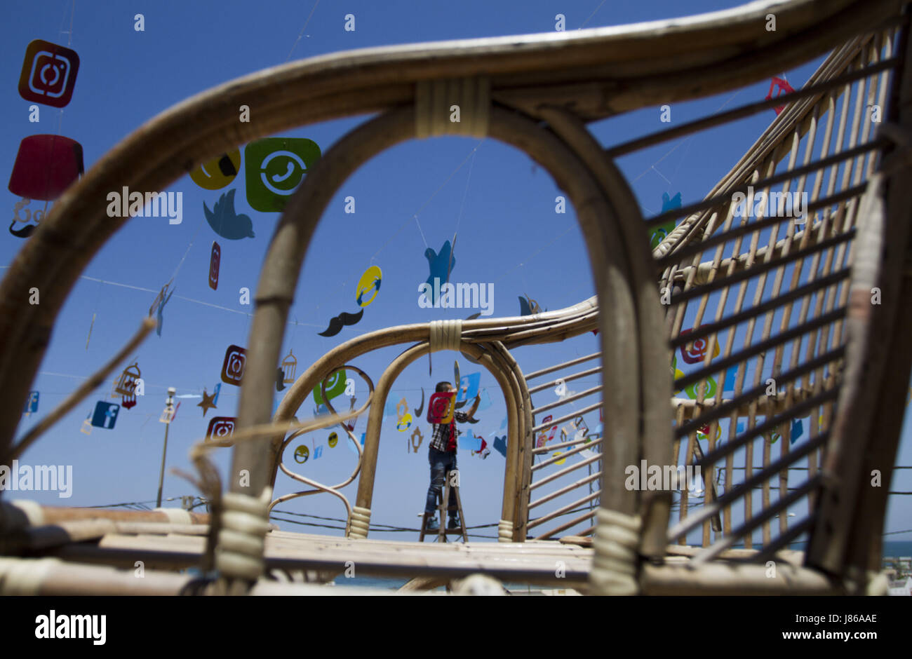 Gaza City, The Gaza Strip, Palestine. 27th May, 2017. A Palestinian ...