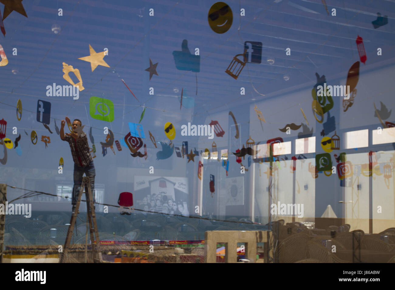 Gaza City, The Gaza Strip, Palestine. 27th May, 2017. A Palestinian ...