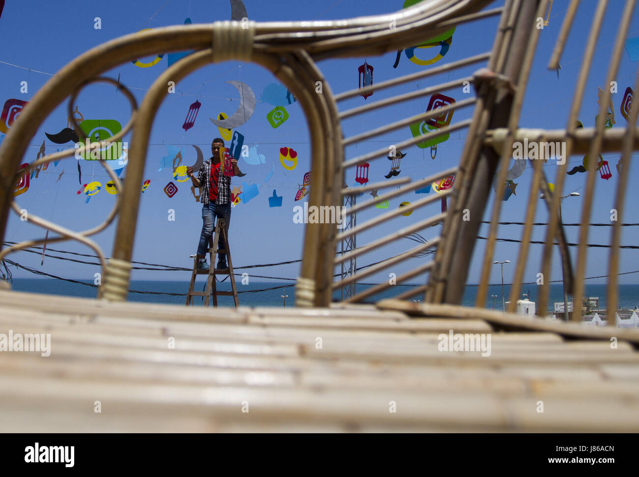 Gaza City, The Gaza Strip, Palestine. 27th May, 2017. A Palestinian ...