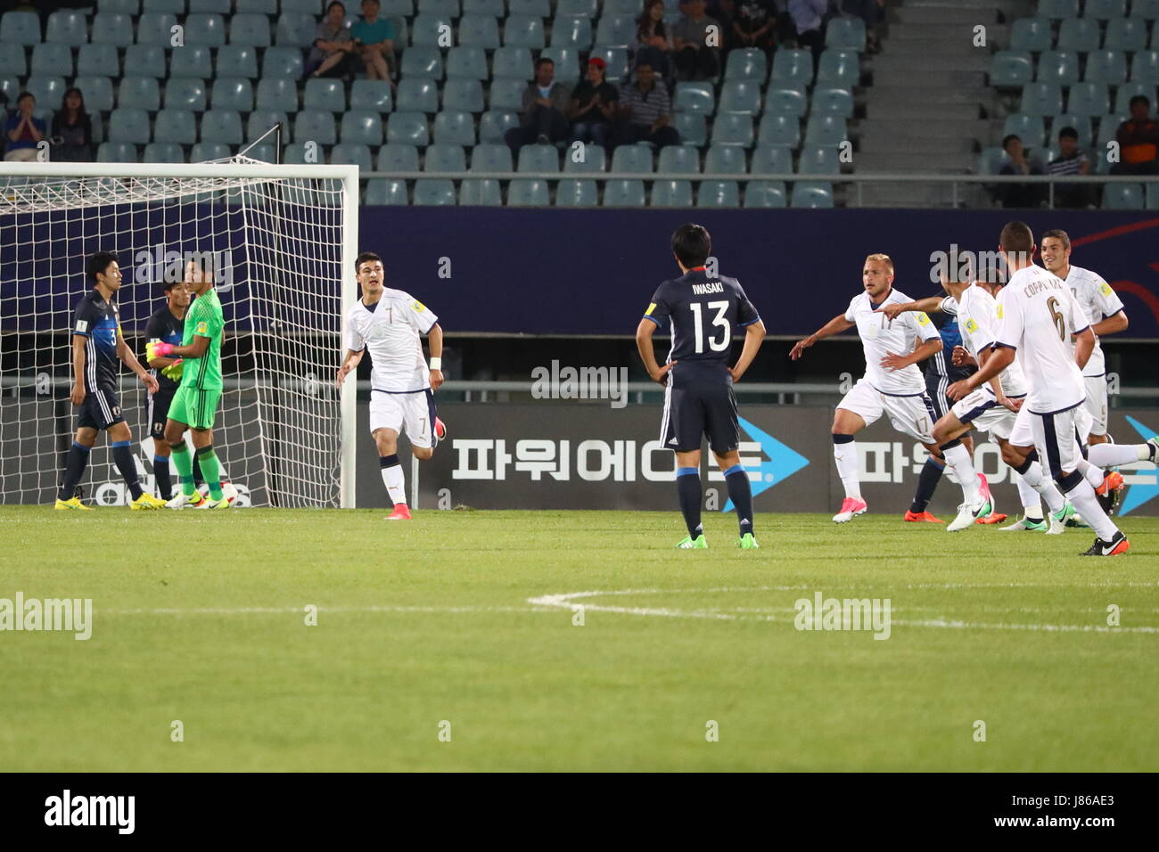 Cheonan, South Korea. 27th May, 2017. U-20U20 Japan team group line-up ...