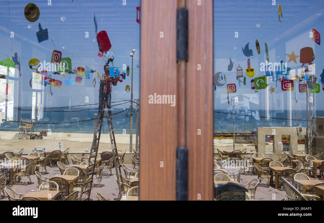 Gaza City, The Gaza Strip, Palestine. 27th May, 2017. A Palestinian ...