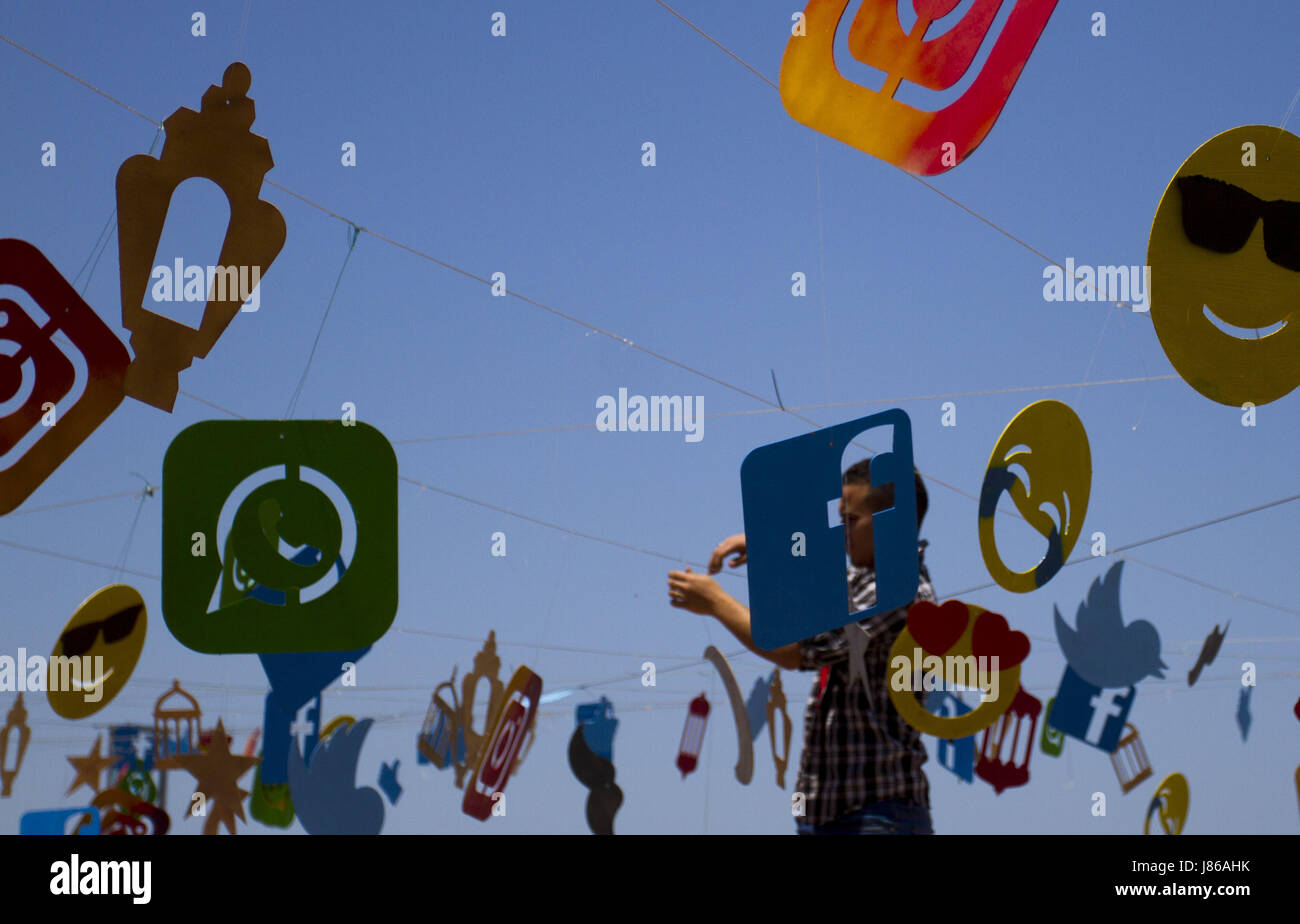 Gaza City, The Gaza Strip, Palestine. 27th May, 2017. A Palestinian ...