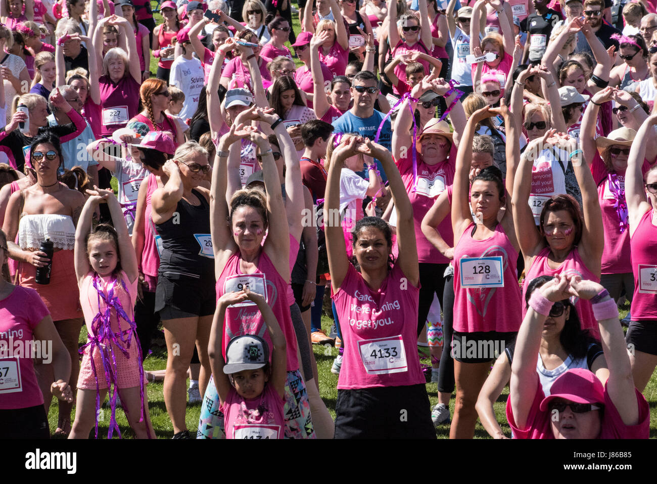 Brentwood, Essex, UK. 27th May, 2017. runners warm up at the Cancer ...