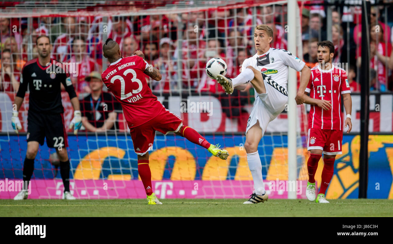 Freiburg's Nils Petersen (R) and Munich's Arturo Vidal vie for the ball ...
