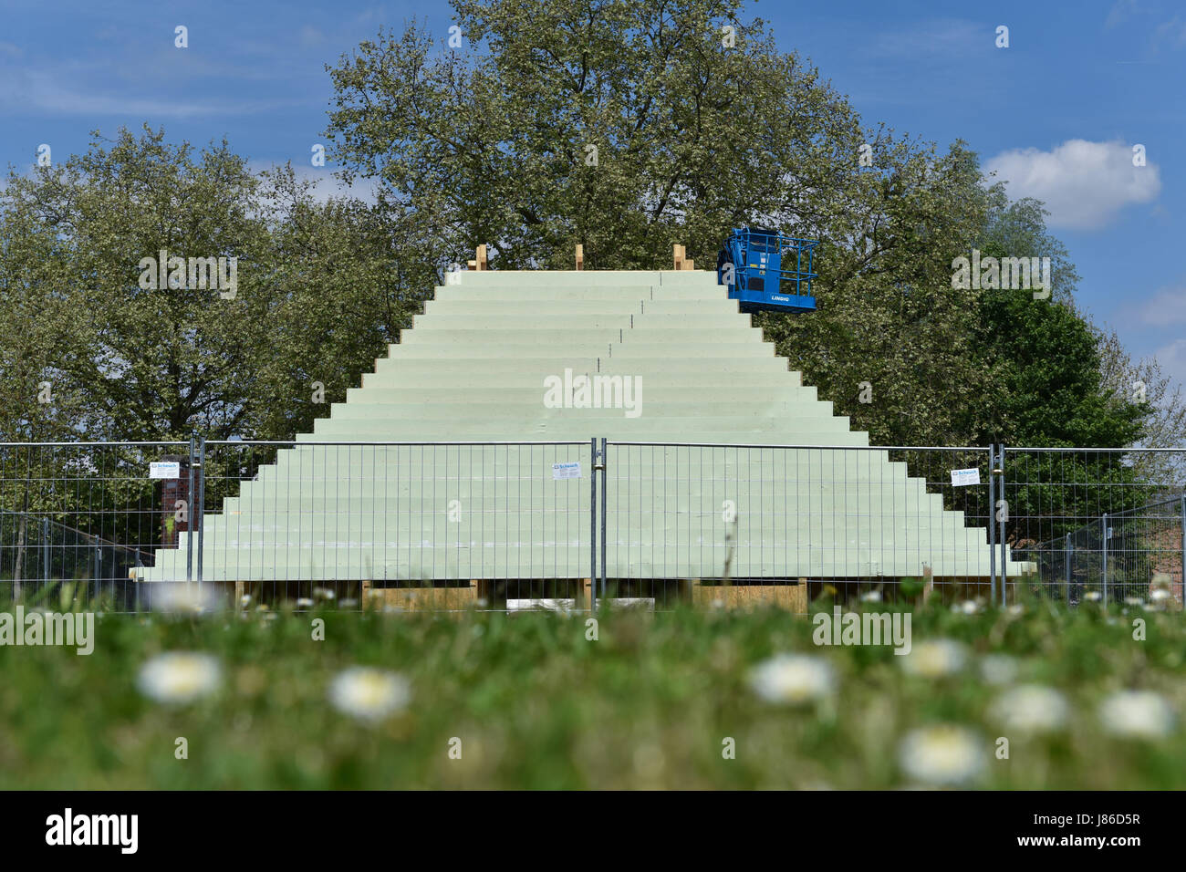 The not yet finished sculpture 'The Living Pyramid' by US American ...