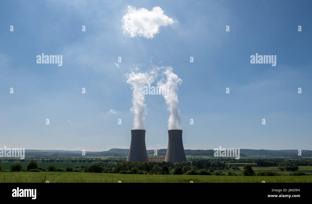 Emmerthal, Germany. 26th May, 2017. Steam rises from the cooling tower ...