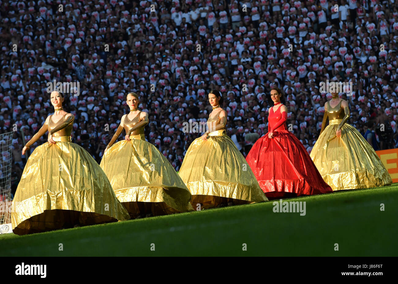 Berlin, Germany. 27th May, 2017. Dancers from the pre-match show ...