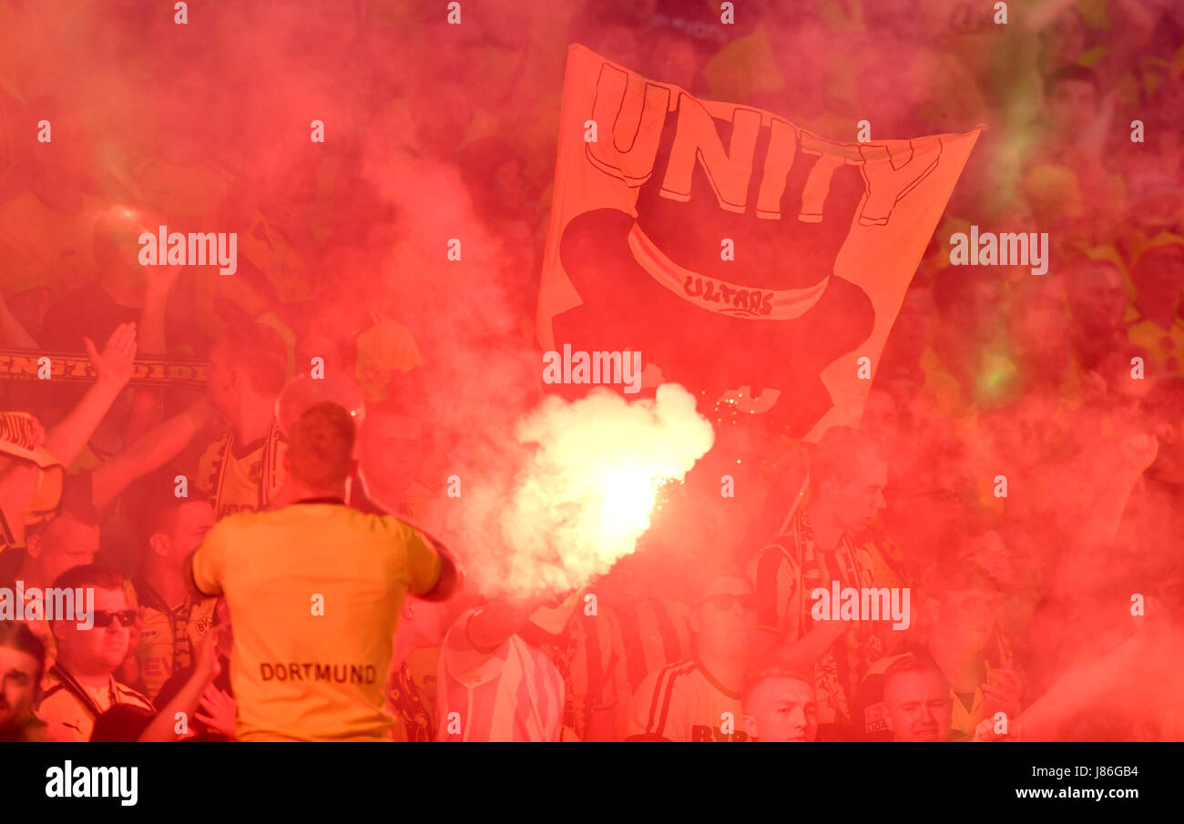 Berlin, Germany. 27th May, 2017. Frankfurt fans light pyrotechnics ...