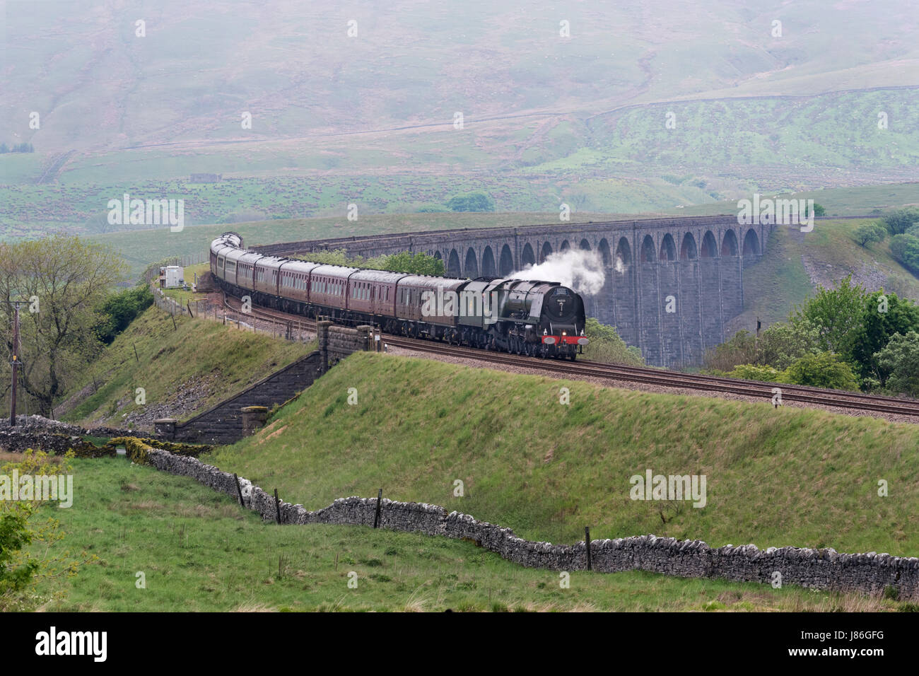 Ribblehead, UK. 27th May, 2017. As rain sets in over the Yorkshire ...