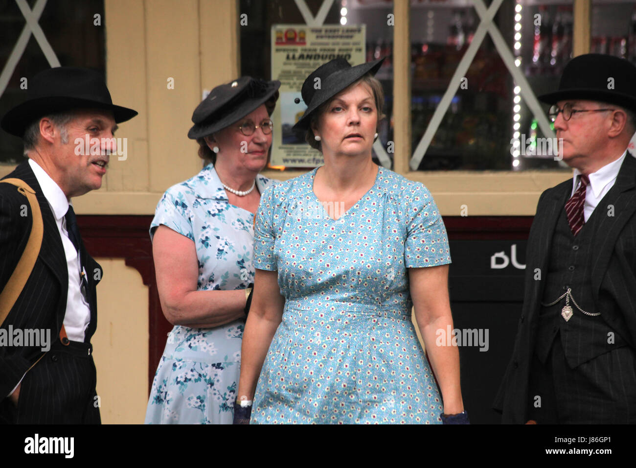 Winston churchill with soldiers 1940 hi-res stock photography and ...