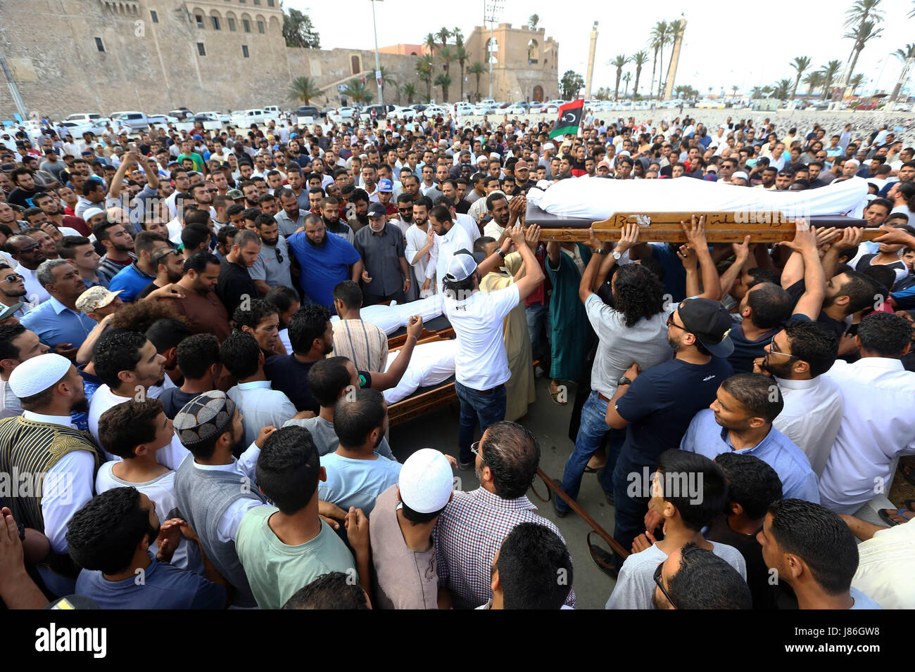 Tripoli, Libya. 27th May, 2017. Libyans carry the bodies of fallen ...
