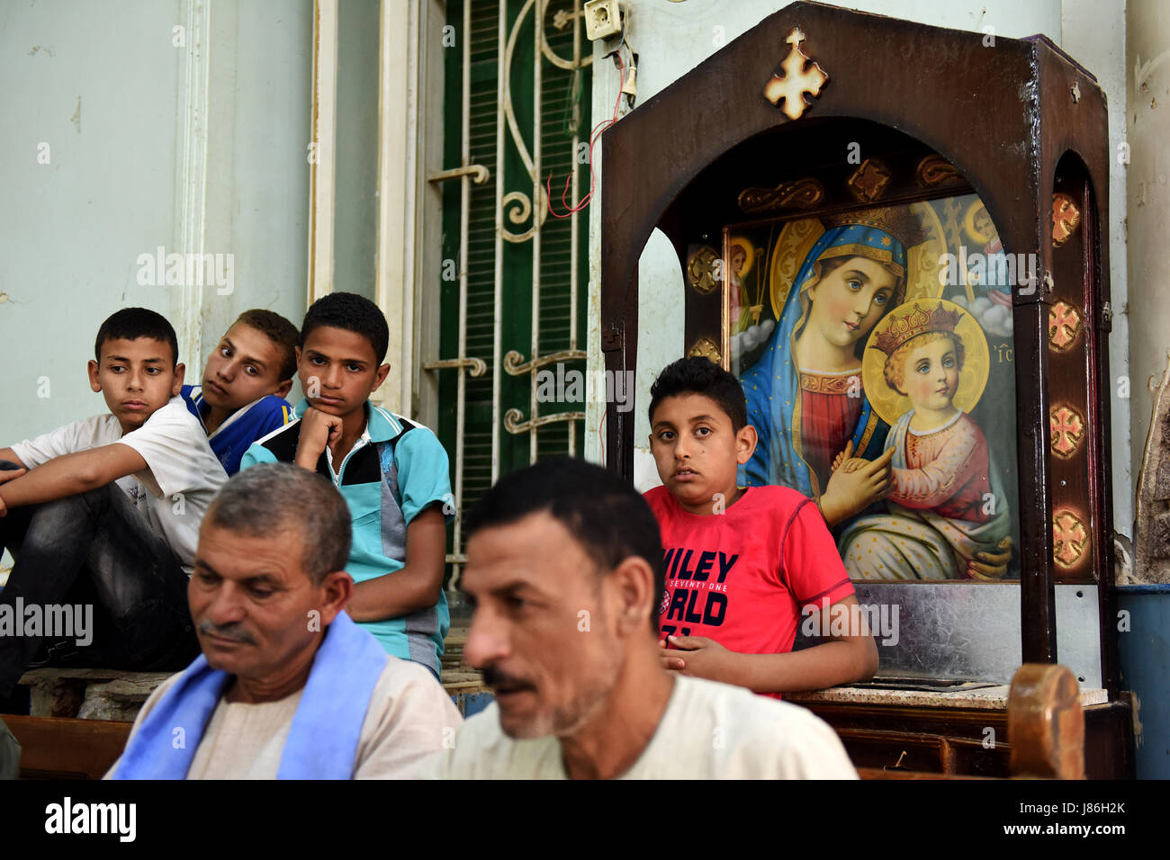 (170527) -- CAIRO, May 27, 2017 (Xinhua) -- People attend a memorial ...