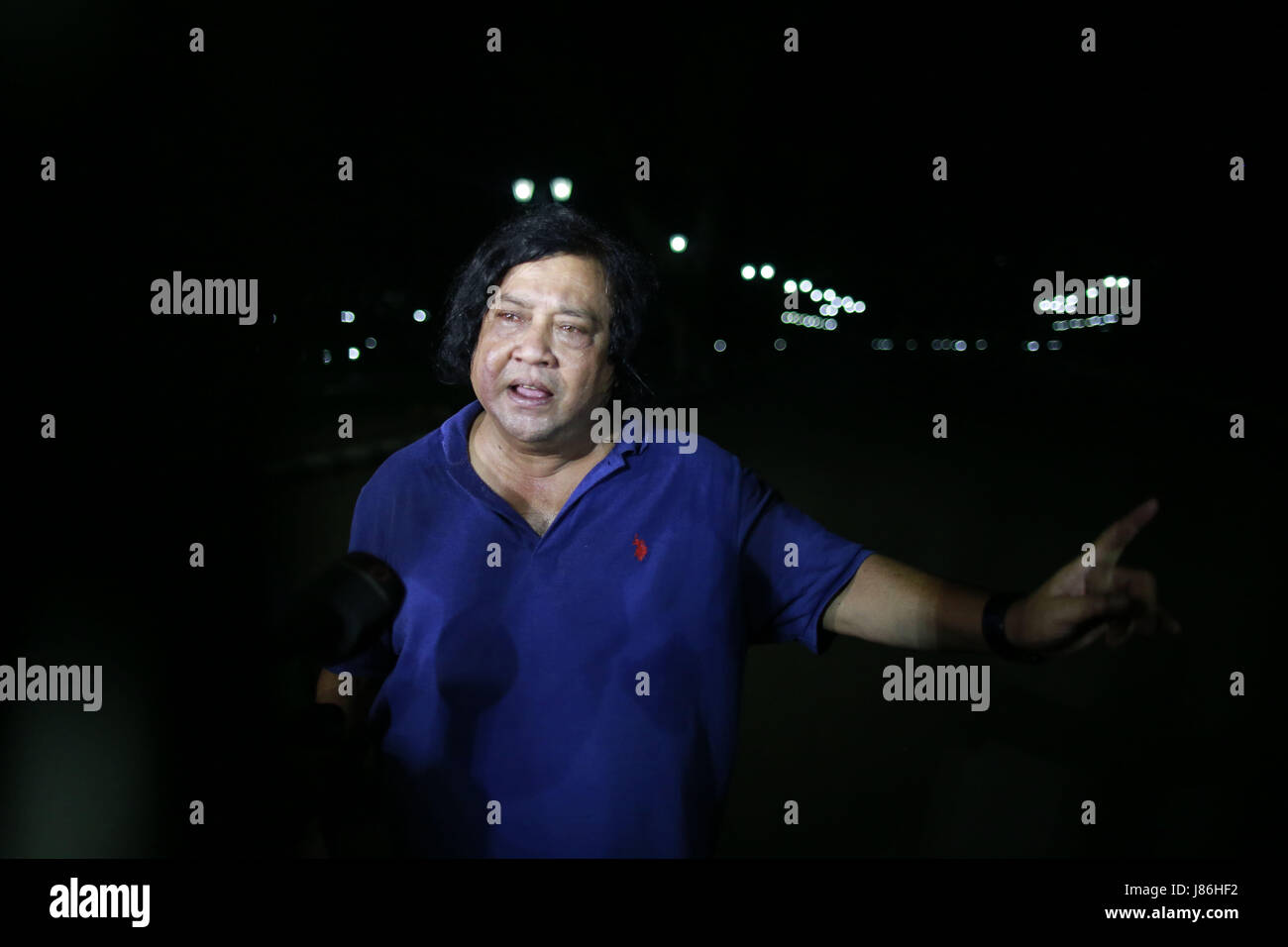 Dhaka, Bangladesh. 28th May, 2017. Sculptor Mrinal Haque, who engraved ...