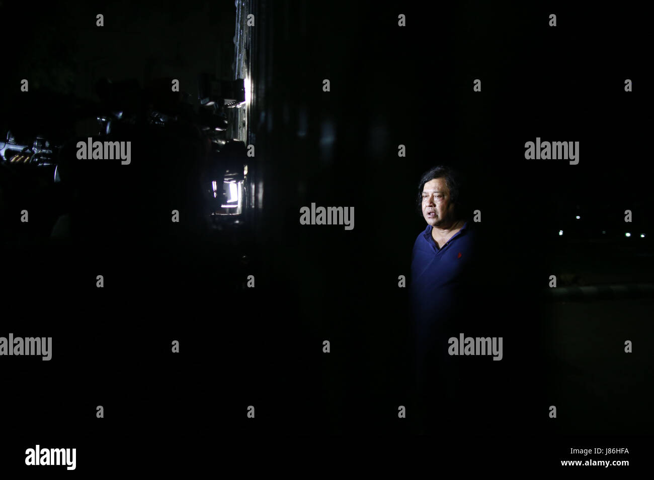 Dhaka, Bangladesh. 28th May, 2017. Sculptor Mrinal Haque, who engraved ...