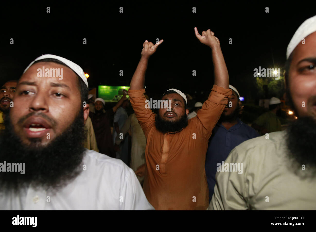 Dhaka, Bangladesh. 28th May, 2017. Supporters of Islami shashontontro ...