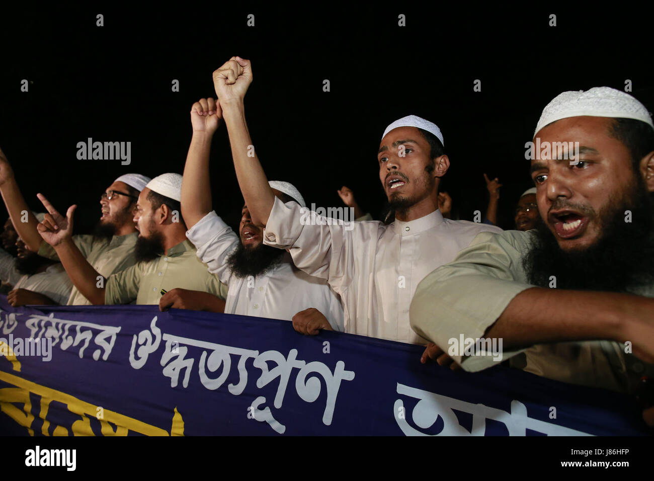 Dhaka, Bangladesh. 28th May, 2017. Supporters of Islami shashontontro ...