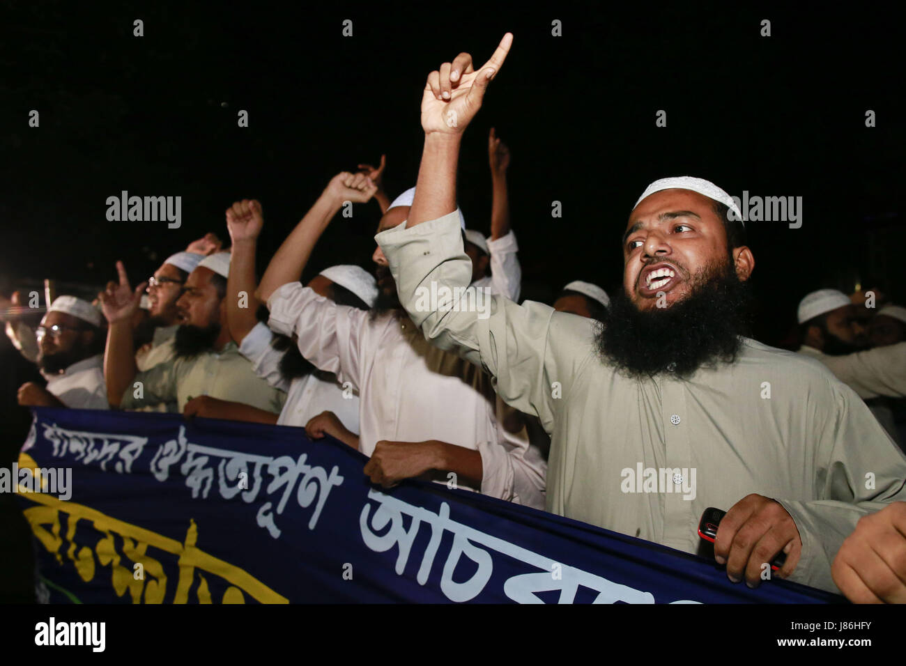 Dhaka, Bangladesh. 28th May, 2017. Supporters of Islami shashontontro ...