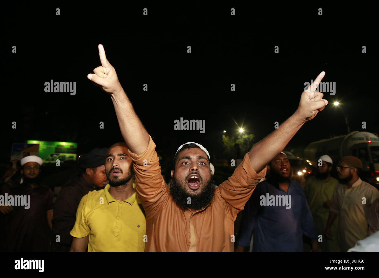 Dhaka, Bangladesh. 28th May, 2017. Supporters of Islami shashontontro ...