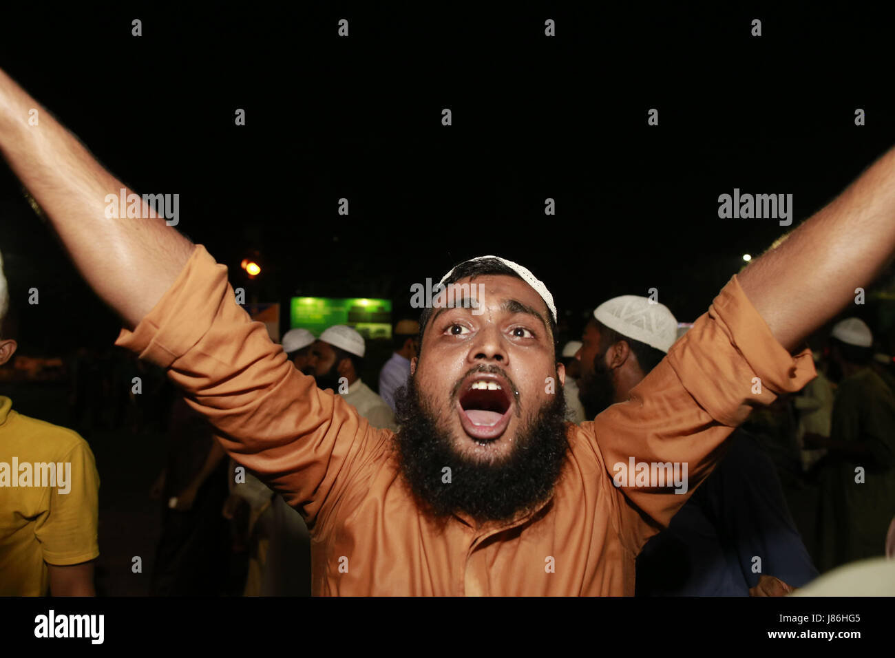 Dhaka, Bangladesh. 28th May, 2017. Supporters of Islami shashontontro ...