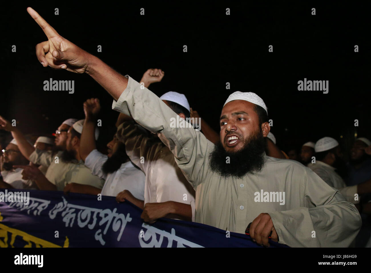 Dhaka, Bangladesh. 28th May, 2017. Supporters of Islami shashontontro ...