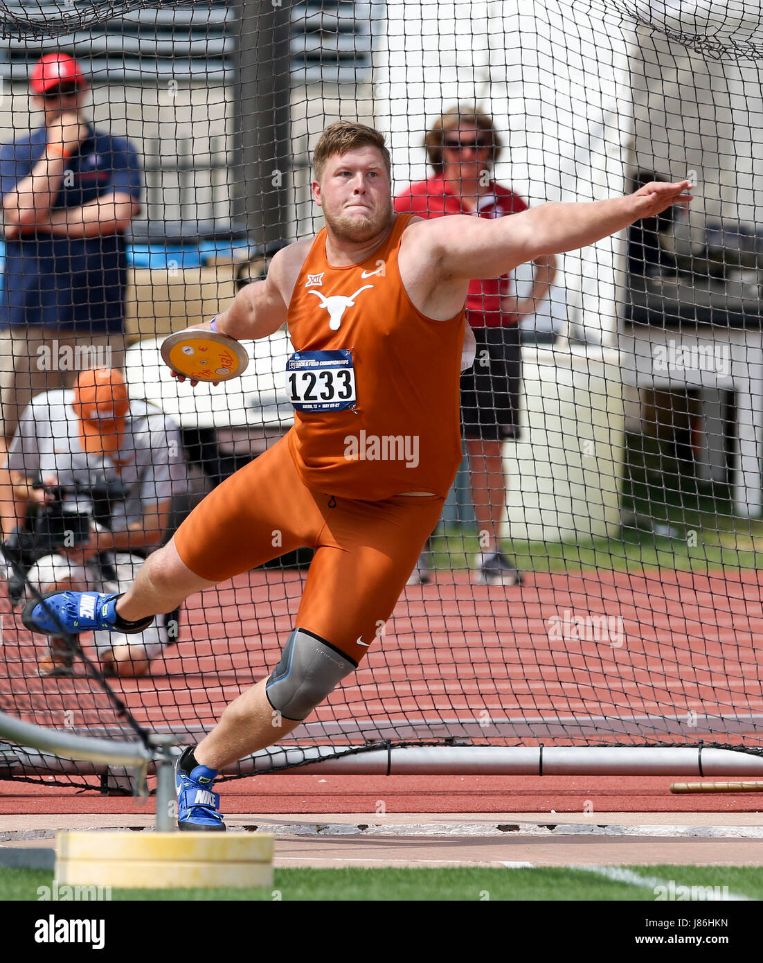 Austin, TX, USA. 27th May, 2017. Texas' Alan Zapalac throws during the ...