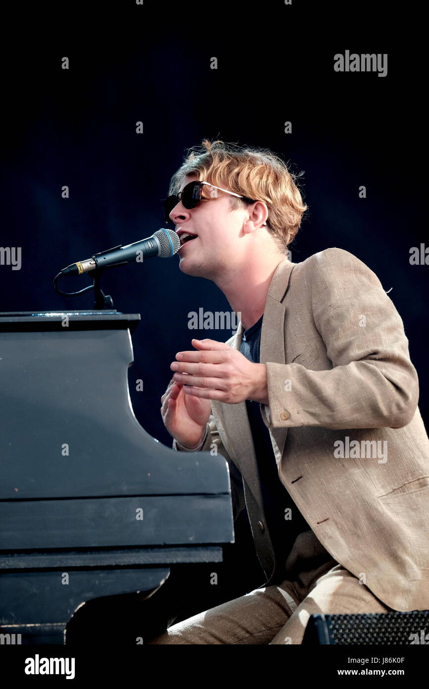 British singer songwriter pianist hi-res stock photography and images ...