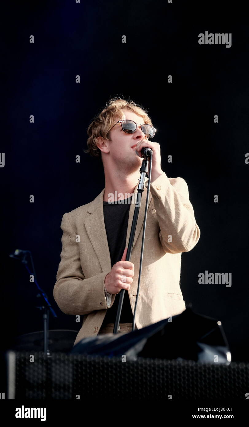 British singer songwriter pianist hi-res stock photography and images ...