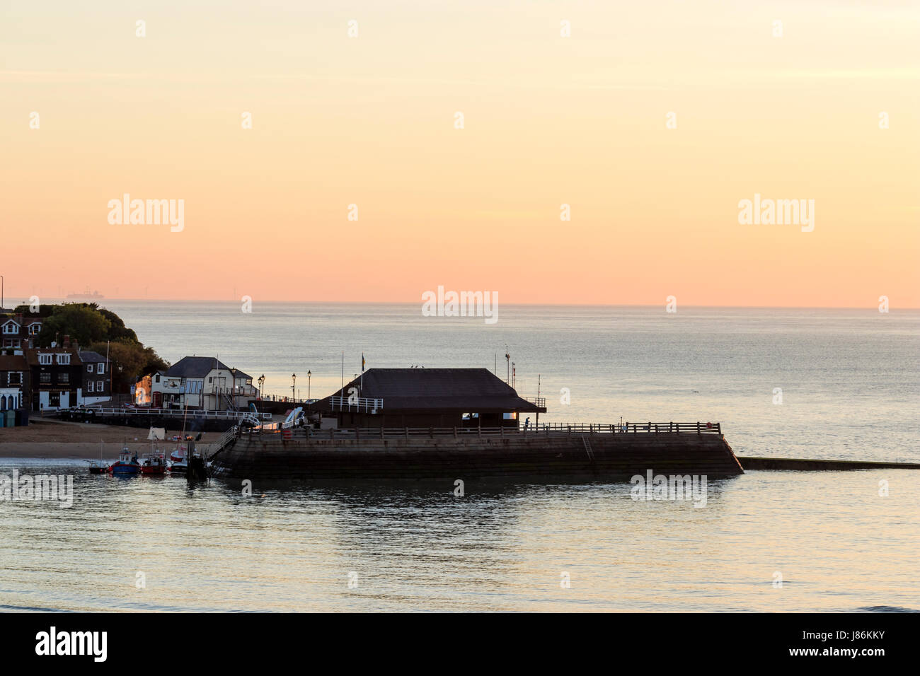 Broadstairs pier harbour hi-res stock photography and images - Alamy